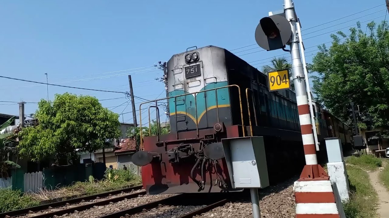 Sri Lanka Railway M4 751 Diyaluma Train No51 @ Weligama Railway Station ...