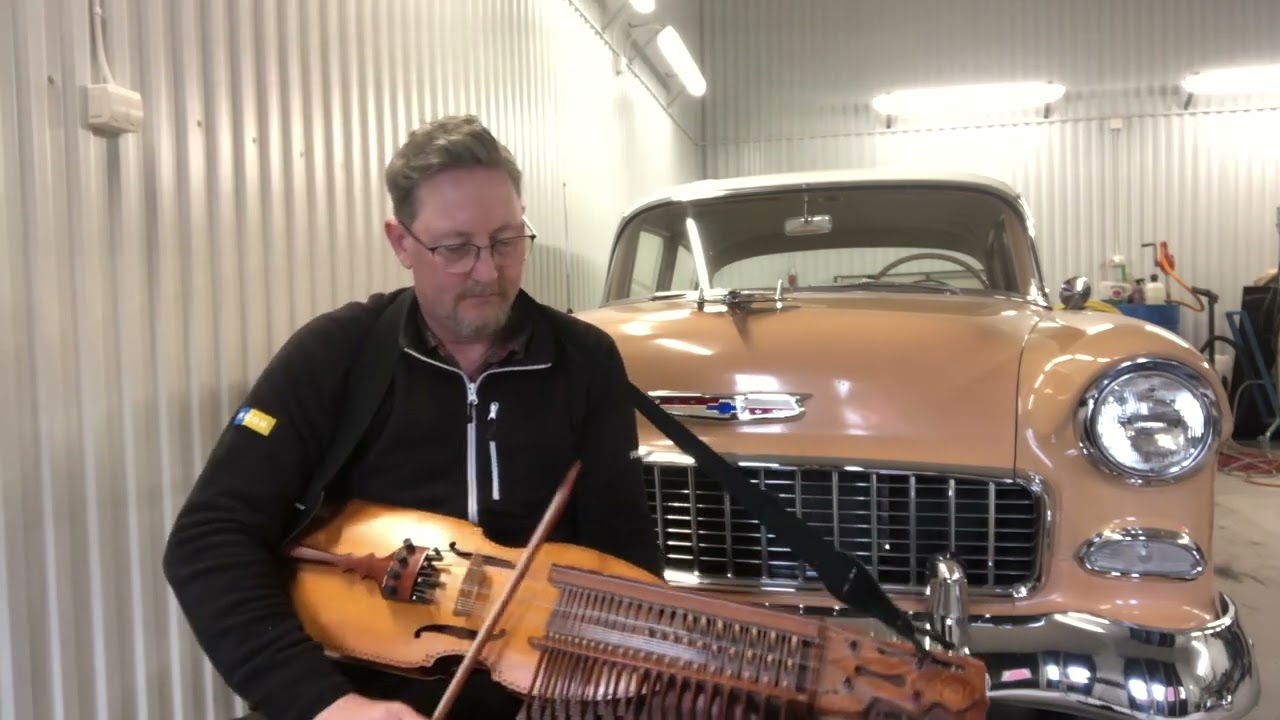 Pintorparfrun med Anders Mattsson på nyckelharpa - YouTube