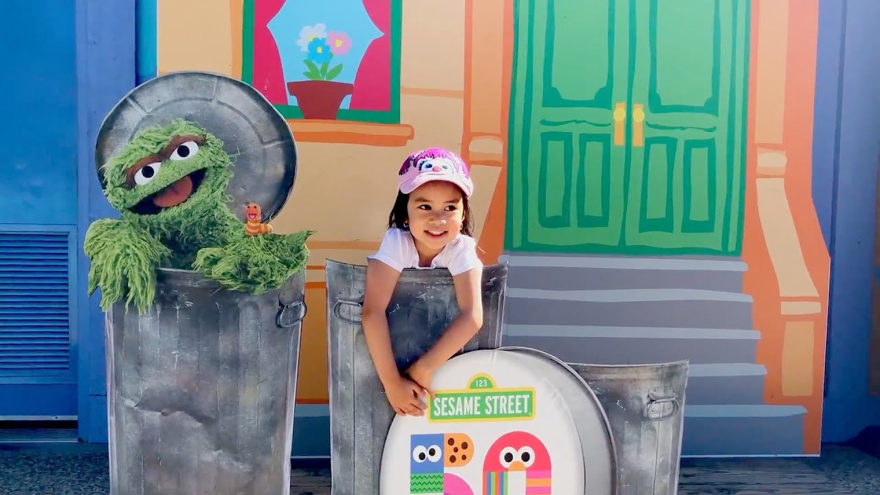 Sesame Street Rides at Seaworld | Sia and Elias - YouTube