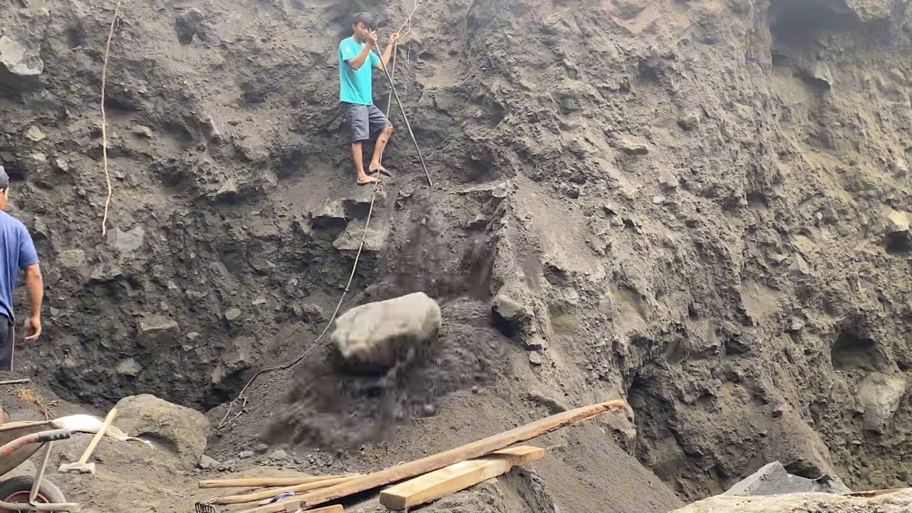 Digging sand and loading sand into trucks - YouTube