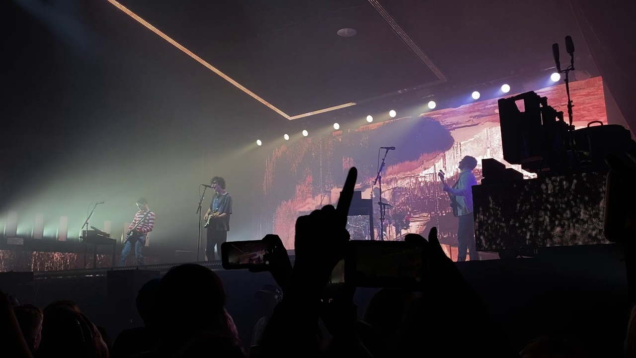 The 1975 - Robbers (Live in Chicago) - YouTube