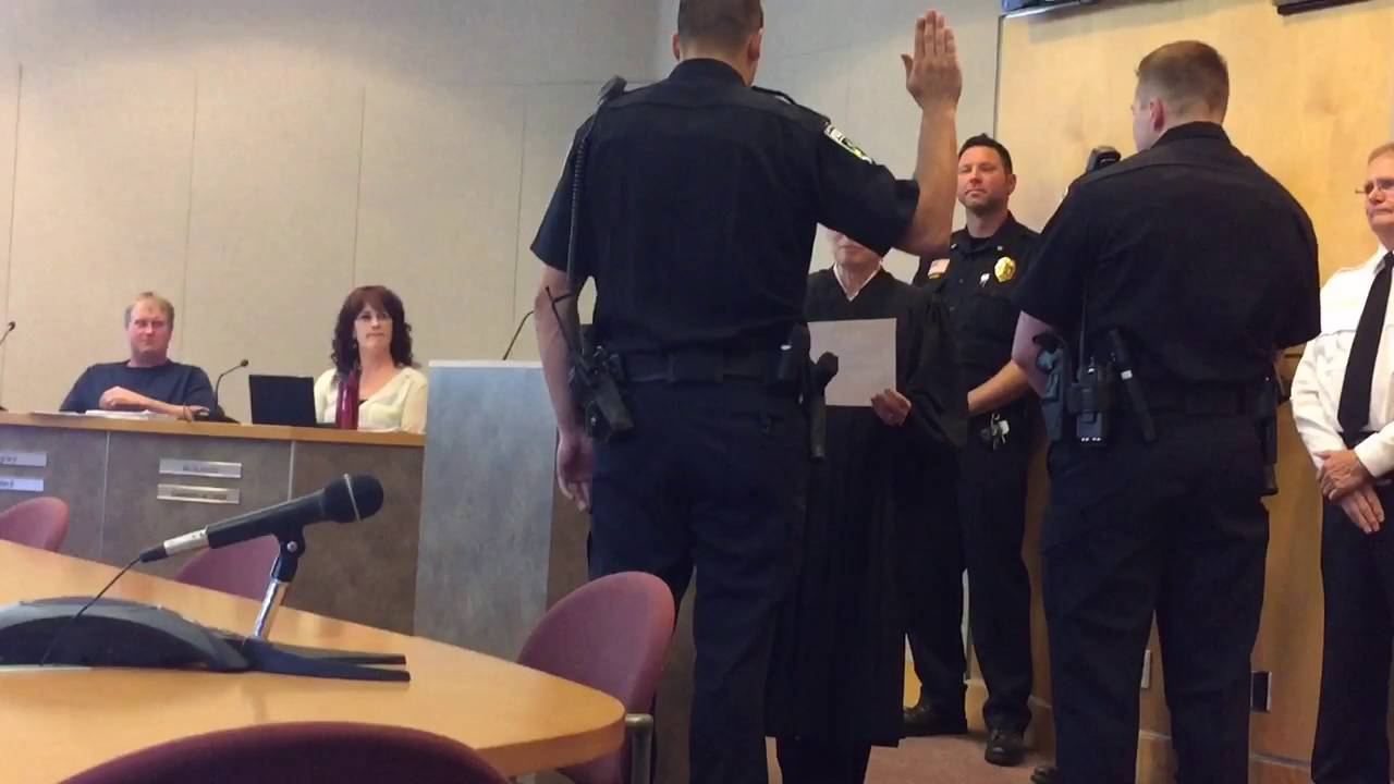Cloquet officers Benjamin Waller and Andrew Wapped take oath - YouTube