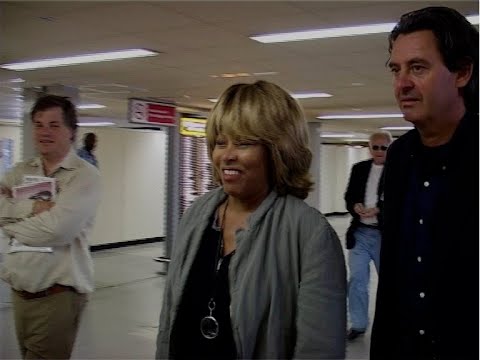 Tina Turner jokes with photographers at Heathrow Airport - YouTube