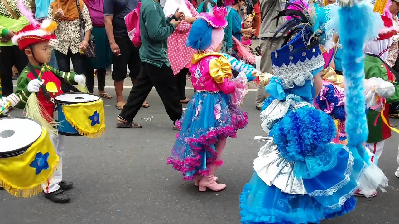 Marching Band: Indonesian Kids' Parade - YouTube