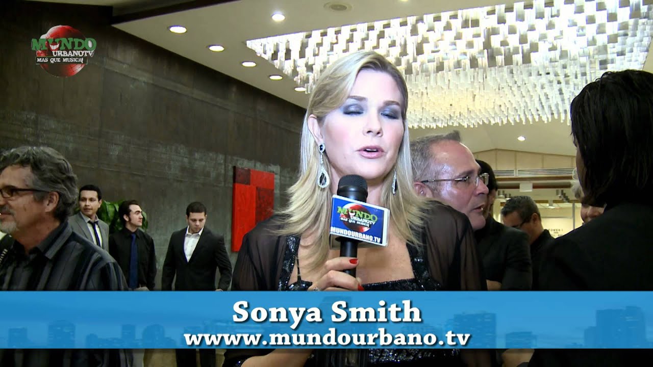 Sonya Smith saludo Durantes los Miami Life Awards 2012 - YouTube