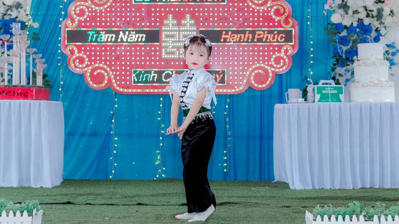 Bé Xuân Ni Với Điệu Nhảy Sông Động Mừng LTH Anh Hà & Phương Thảo - YouTube