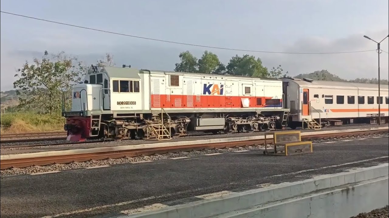 KERETA API PROGO STASIUN PRUPUK TEGAL - YouTube