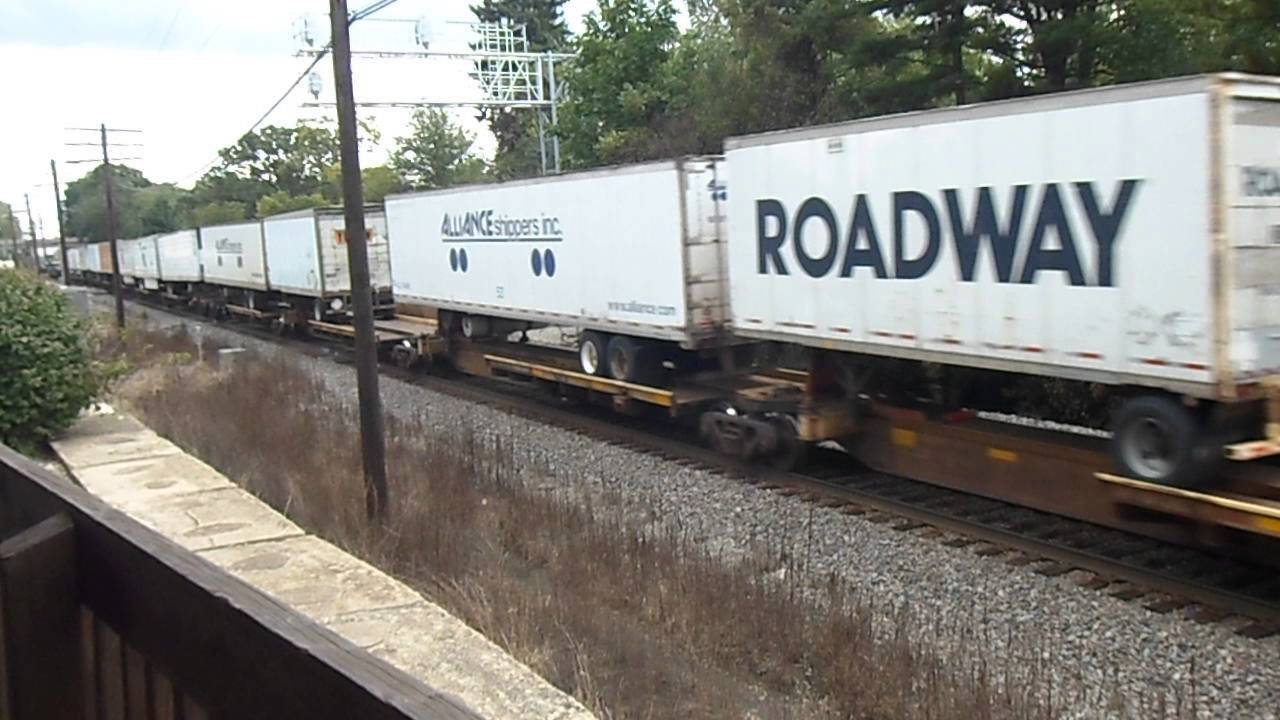 BNSF 7144, 7966, 7403, 4758, 8085 lead fast stacktrain - YouTube
