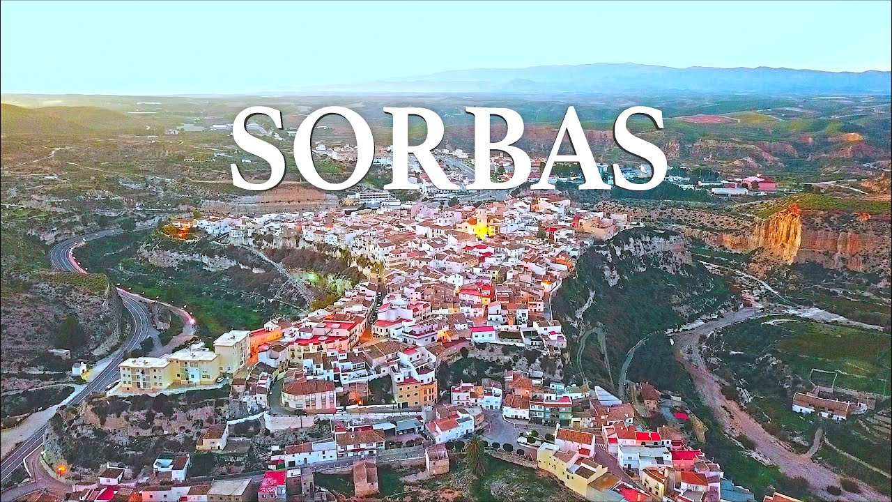 A vista de DRON: Panorámica 360° de SORBAS (Almería) al atardecer. 4K ...