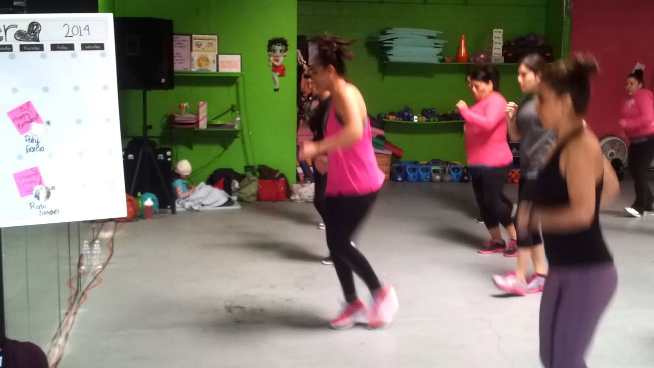 Zumba raquel baila esta cumbia - YouTube