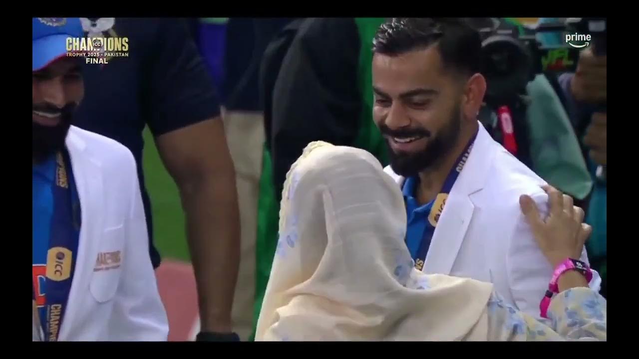 Virat Kohli touched Mohammad Shami's mother's feet and clicked a picture with Shami's family ...