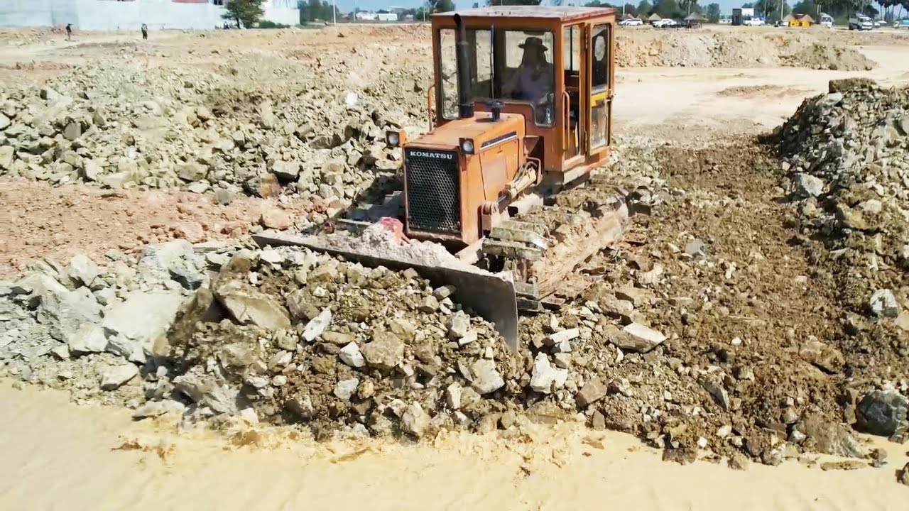 Special Techniques Landfill Experience Bulldozer Pushing Clearing Dirt ...