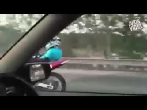 Otobanda Motora Uzanarak Giden Sayko Arkadaşımız