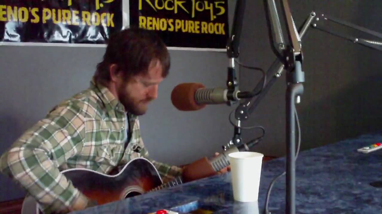 Chris Shiflett of the Foo Fighters live acoustic - "Not Going Down ...