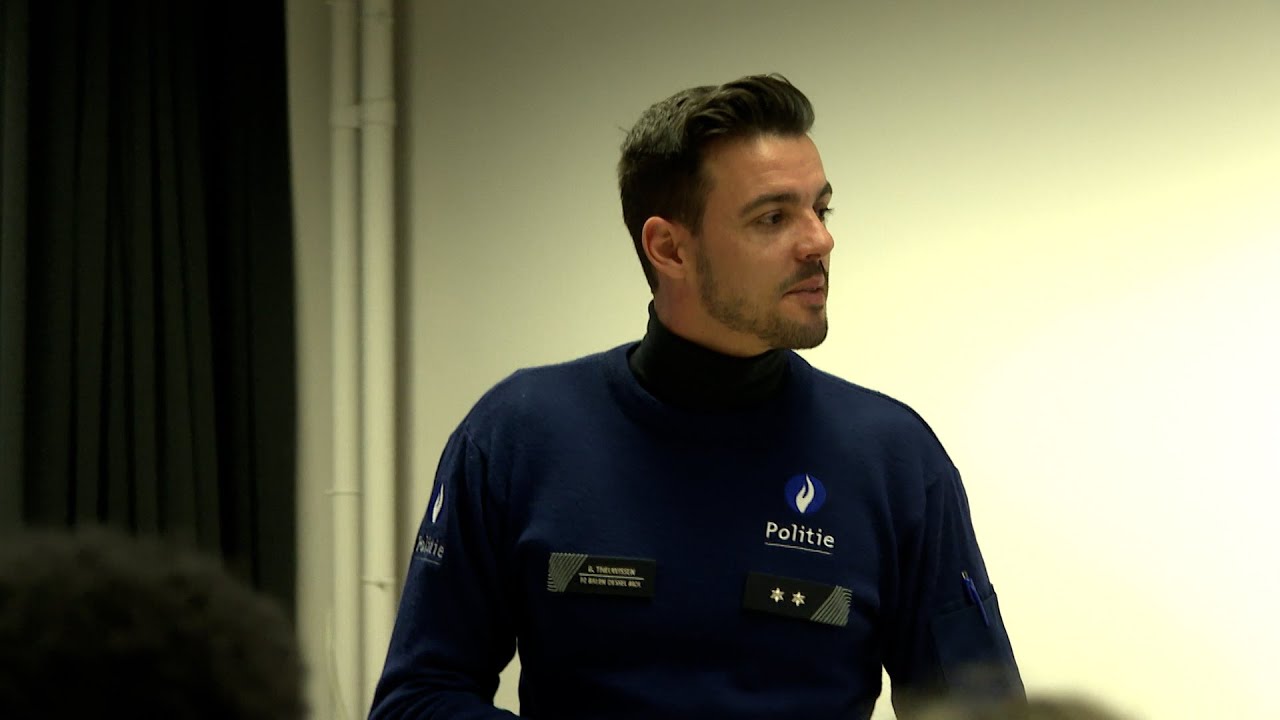 'Campusflik' inspecteur Bert van start in Mol - YouTube