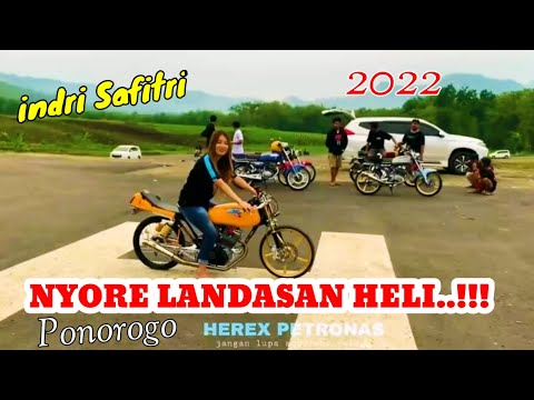 indri Safitri nyore di landasan heli ponorogo bersama bolo-bolo #Herexpetronas #indrisafitri #nyore