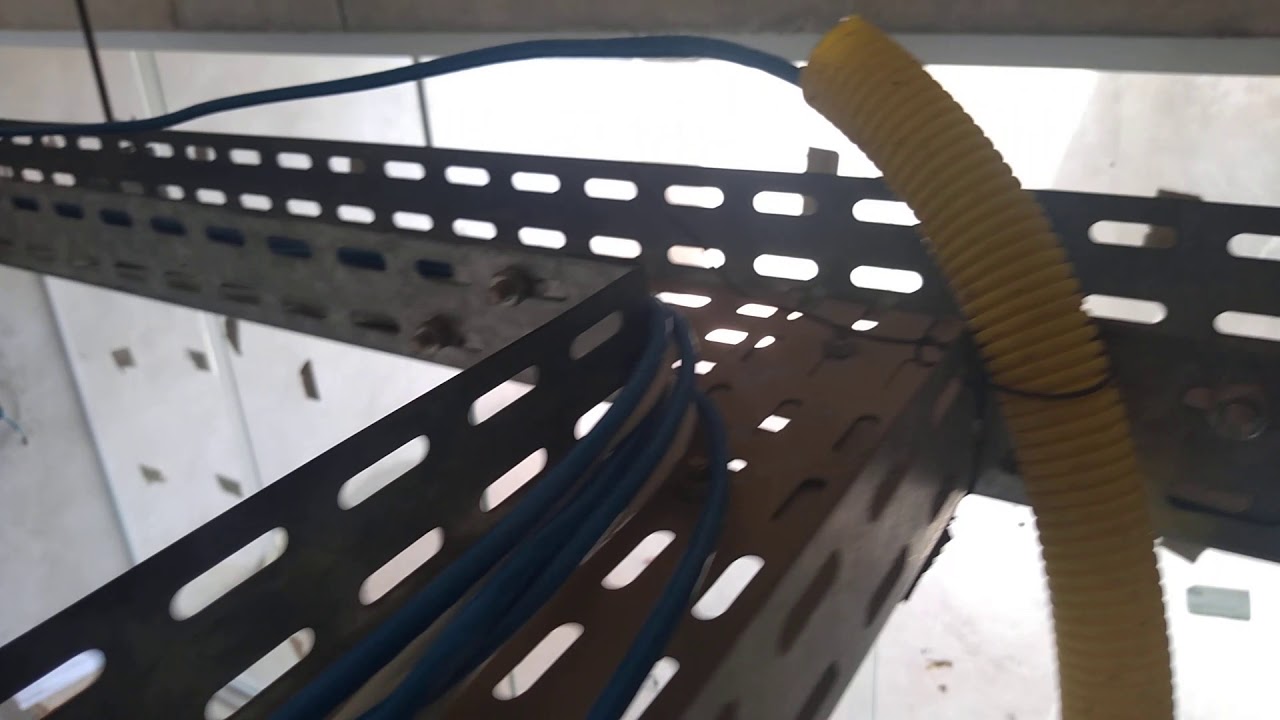 Passagem de cabos Cat6 em calha de metal - YouTube