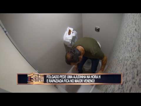 Folgado tira a galera do sério quando pede ajudinha no banheiro