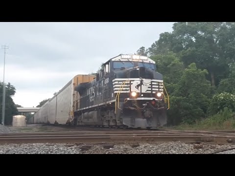 NS AC44C6M 4580 LEADS AUTORACK TRAIN 218 IN CRAWFORD FL WITH A MID DPU - YouTube