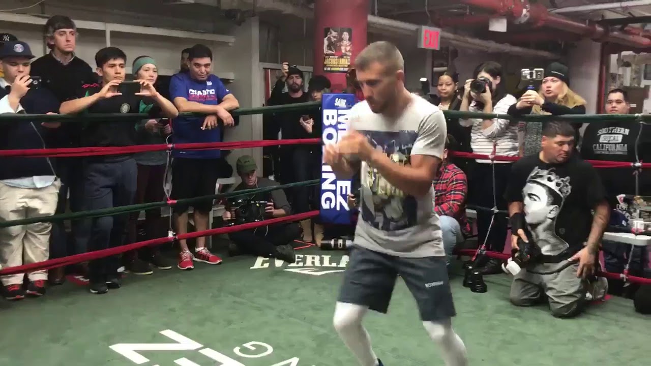 Insane footwork: Lomachenko shadowboxing - YouTube