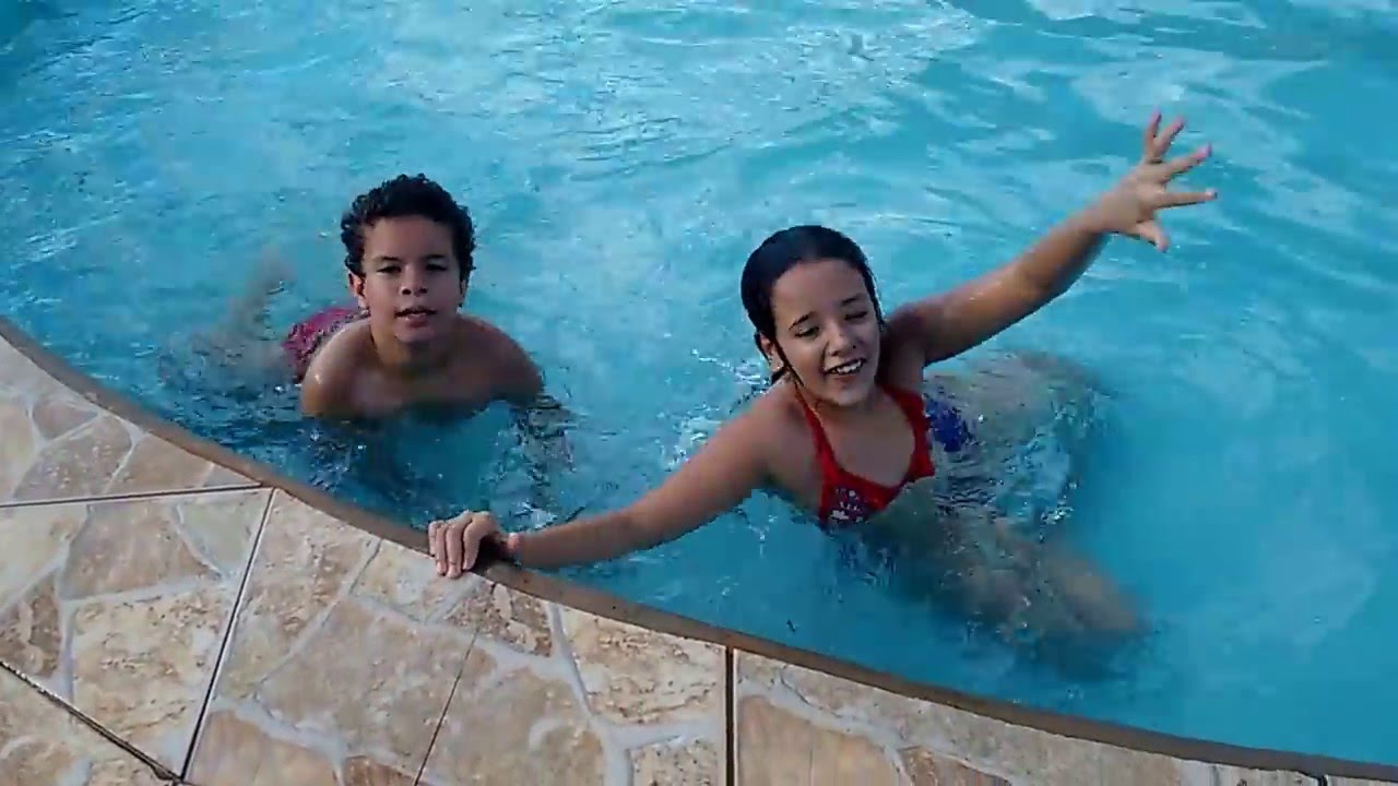 Brincando Na Piscina Youtube