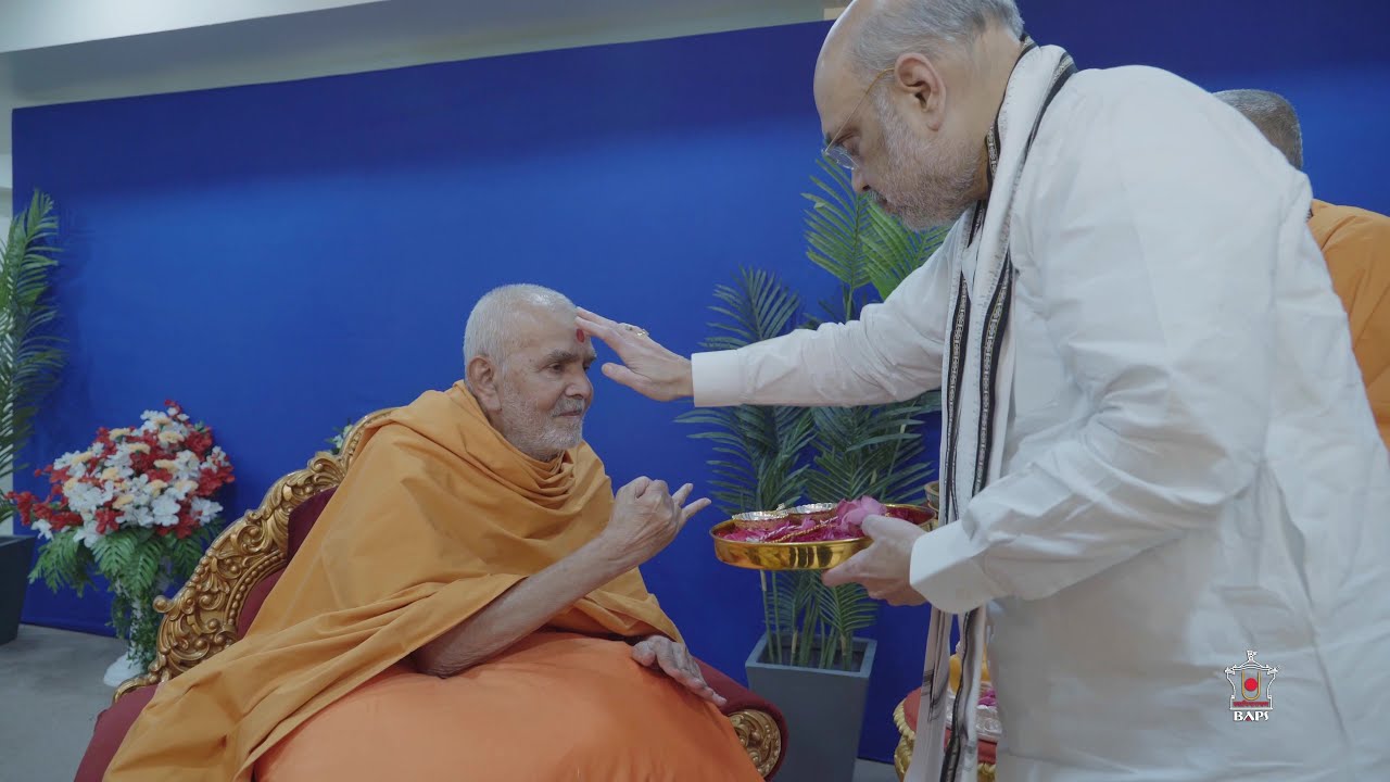 Union Home Minister Shri Amit Shah Seeks Blessings of HH Mahant Swami ...