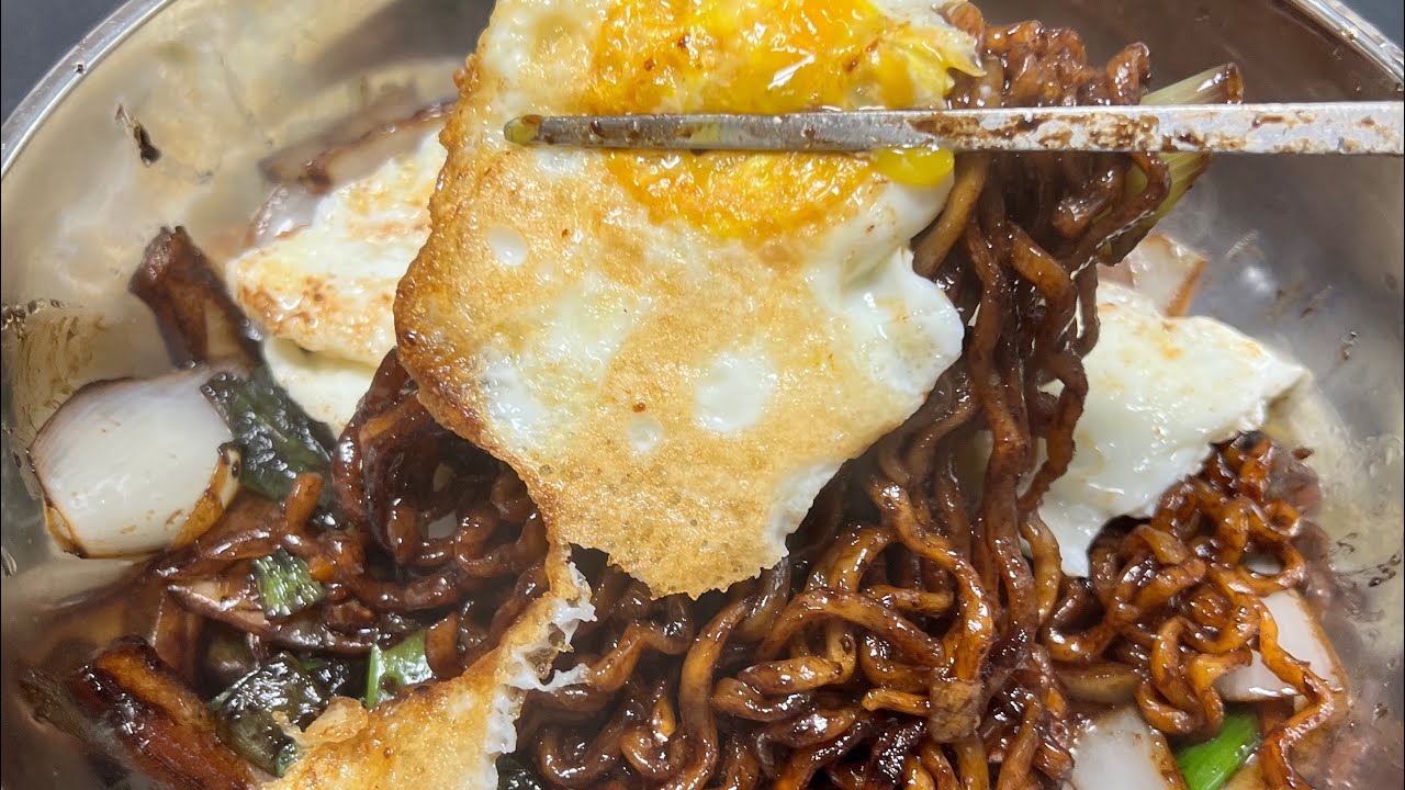 노브랜드 짜장라면으로 간짜장처럼 만들어 먹기 - YouTube