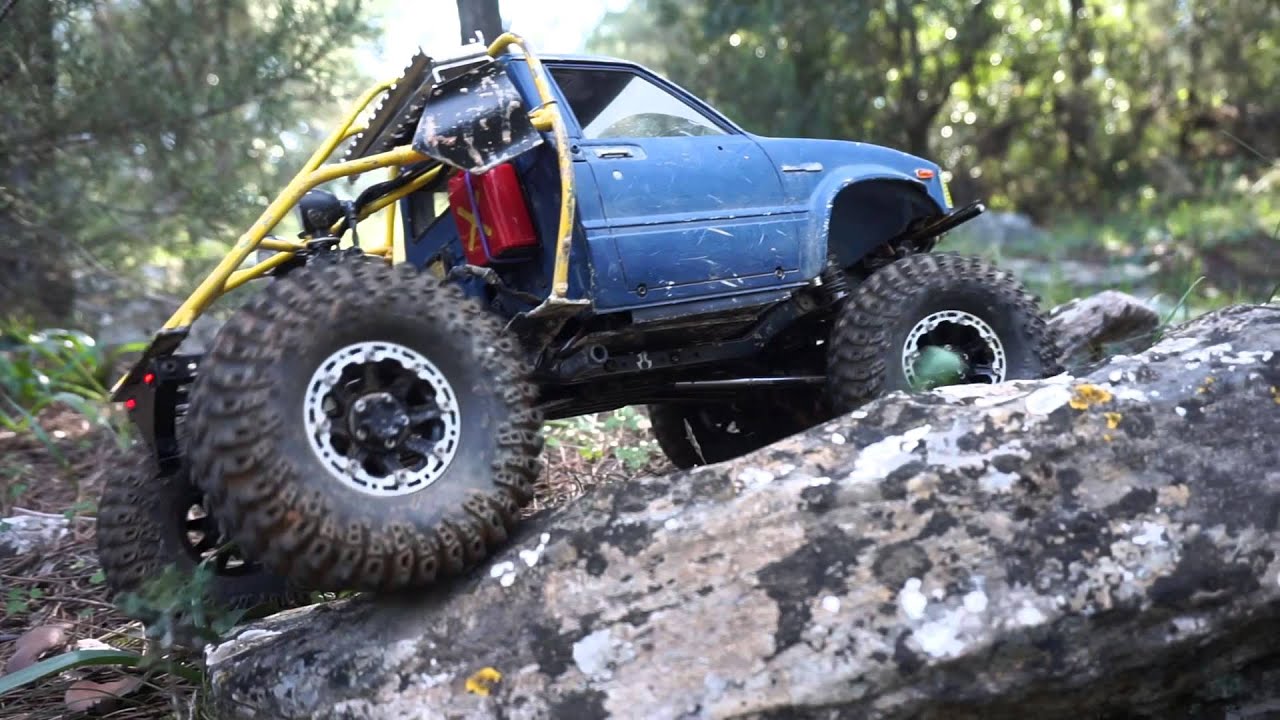 Axial SCX10 Hilux Truggy Forest Off-Roading - YouTube