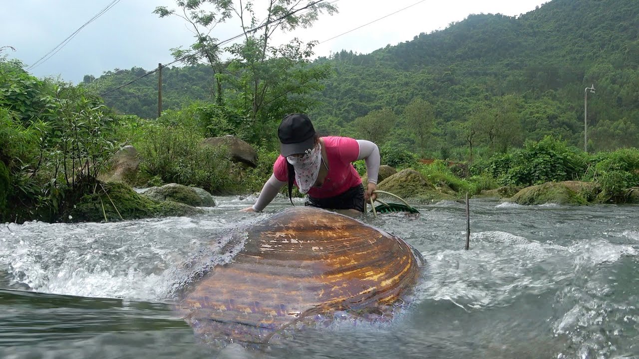 Underwater gemstones! The girl fished out the big clam and revealed the ...