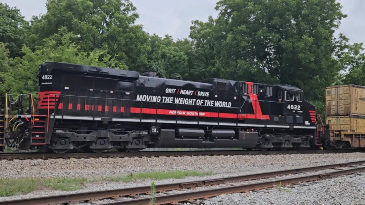 NS 4822 Moving The Weight Of The World unit on NS 289 Intermodal train ...