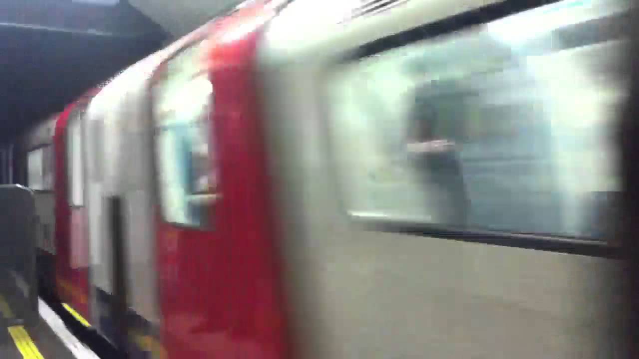 Victoria Line 2009 stock arrives at Green Park - YouTube