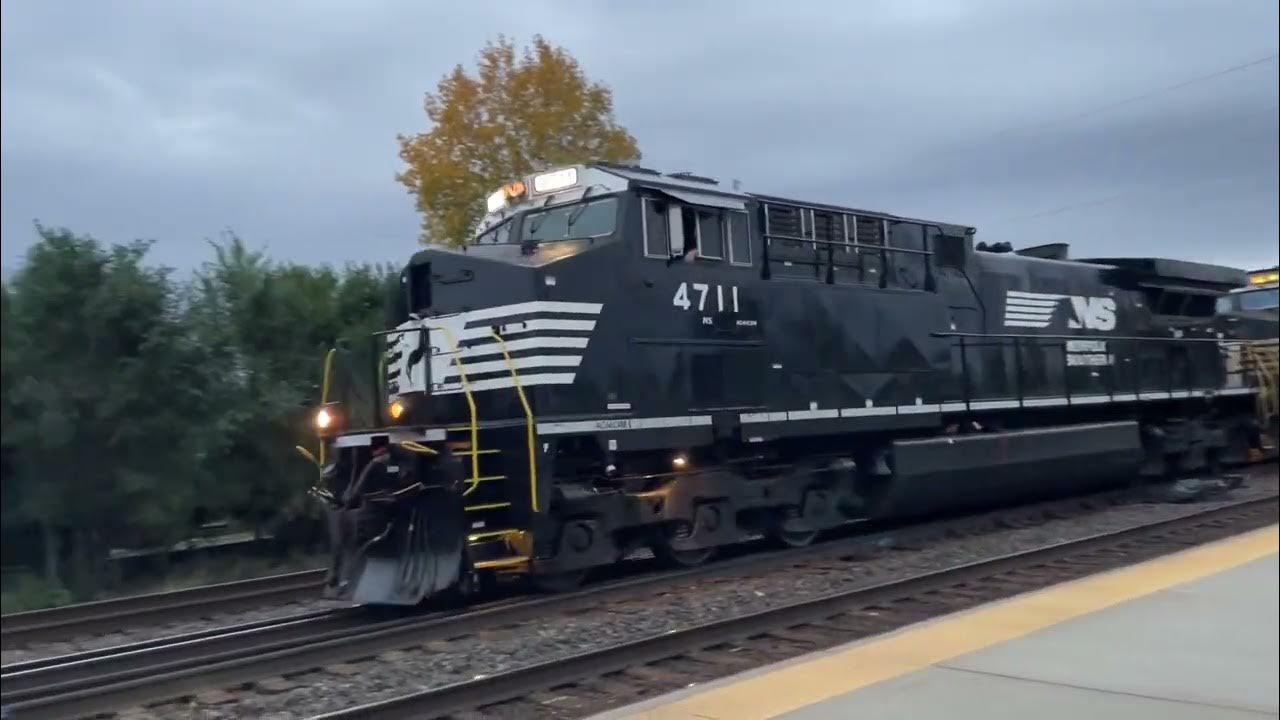 NS 4711 leads 28X past Elkhart - YouTube