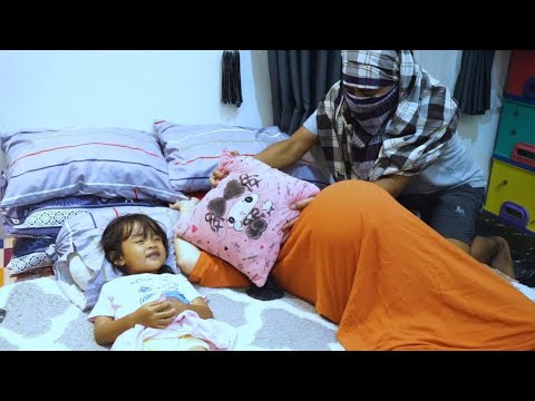 IBU HAMIL LAGI TIDUR MULUTNYA BAU DI BEKAP BANTAL