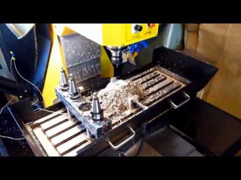 CNC freza Syil X7 - YouTube