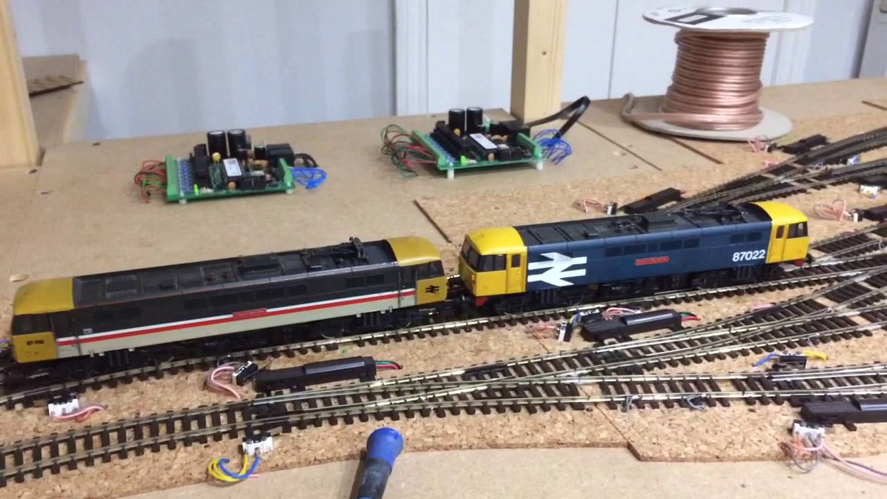 Lima class 87s with flashing pantographs - YouTube