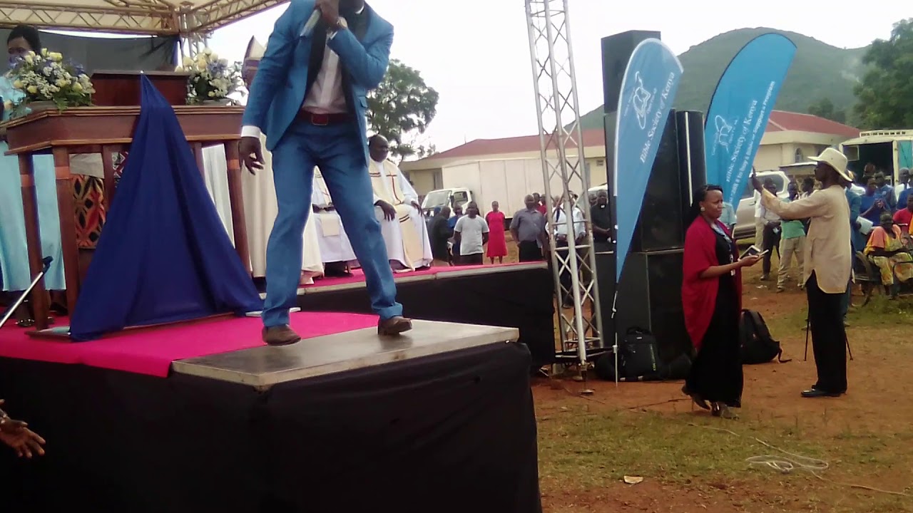 Blessed Bonny Lusimbo performing Before the Kenyan Vice president - YouTube