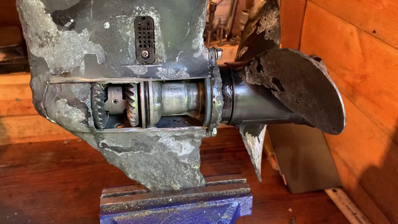 Inside an outboard gearbox how it works, tohatsu 8hp 9.8hp gearbox. Dog ...
