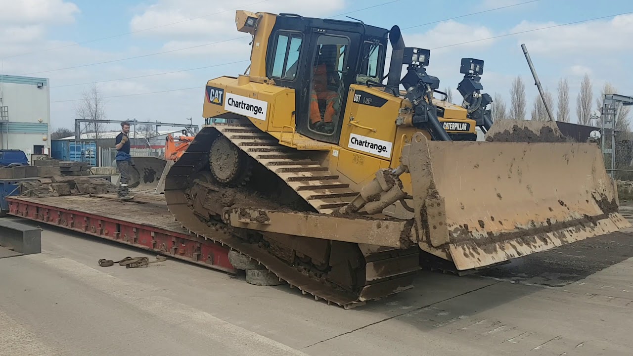 Caterpillar D6T bull dozer machine loading on to low bed low loader ...