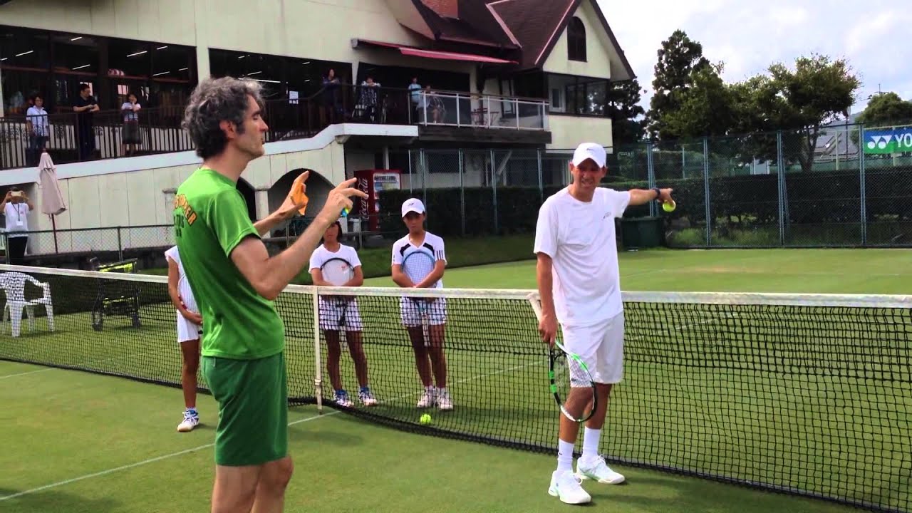第1回 グラスホパージュニアテニスキャンプ（2015） Dan Bloxhamウインブルドンヘッドコーチのレッスン① - YouTube