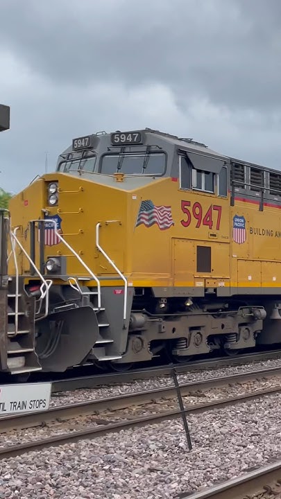 UP 5947 mid Dpu on intermodal past Elmhurst - YouTube