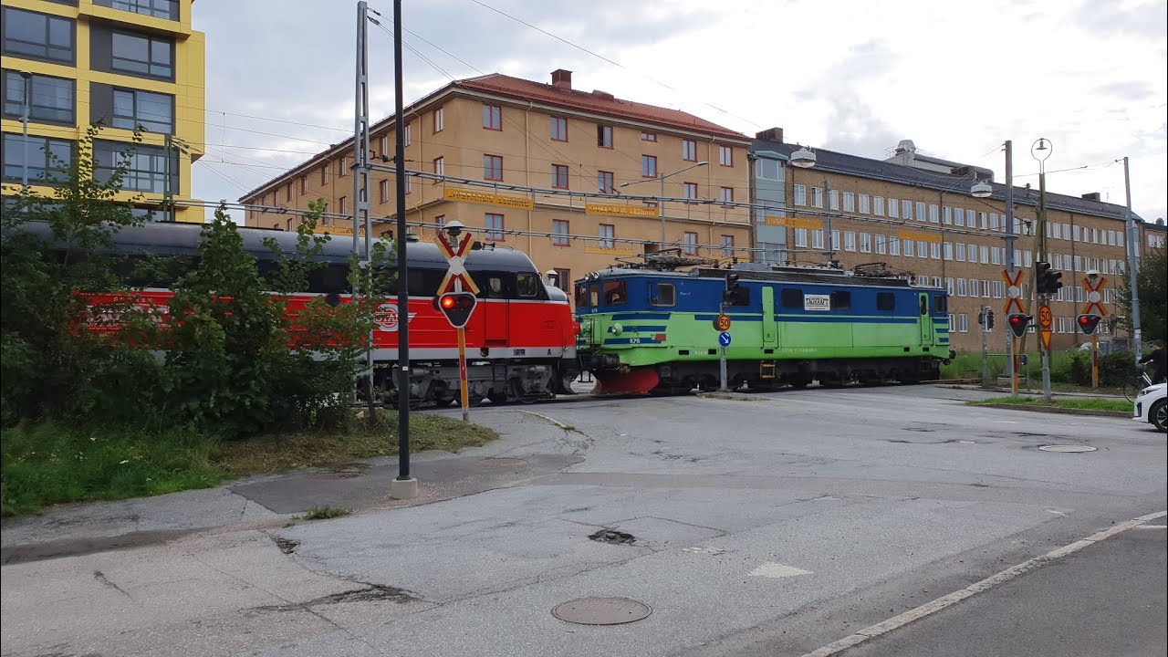 Ma 876 och TMX 1021 passerar en järnvägsövergång i Örebro - YouTube