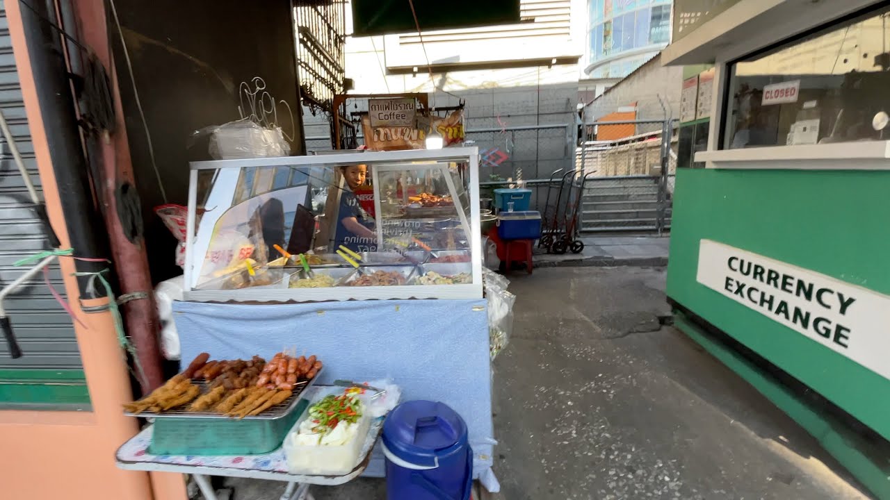 Cheap eats and market, Asok Bangkok - YouTube