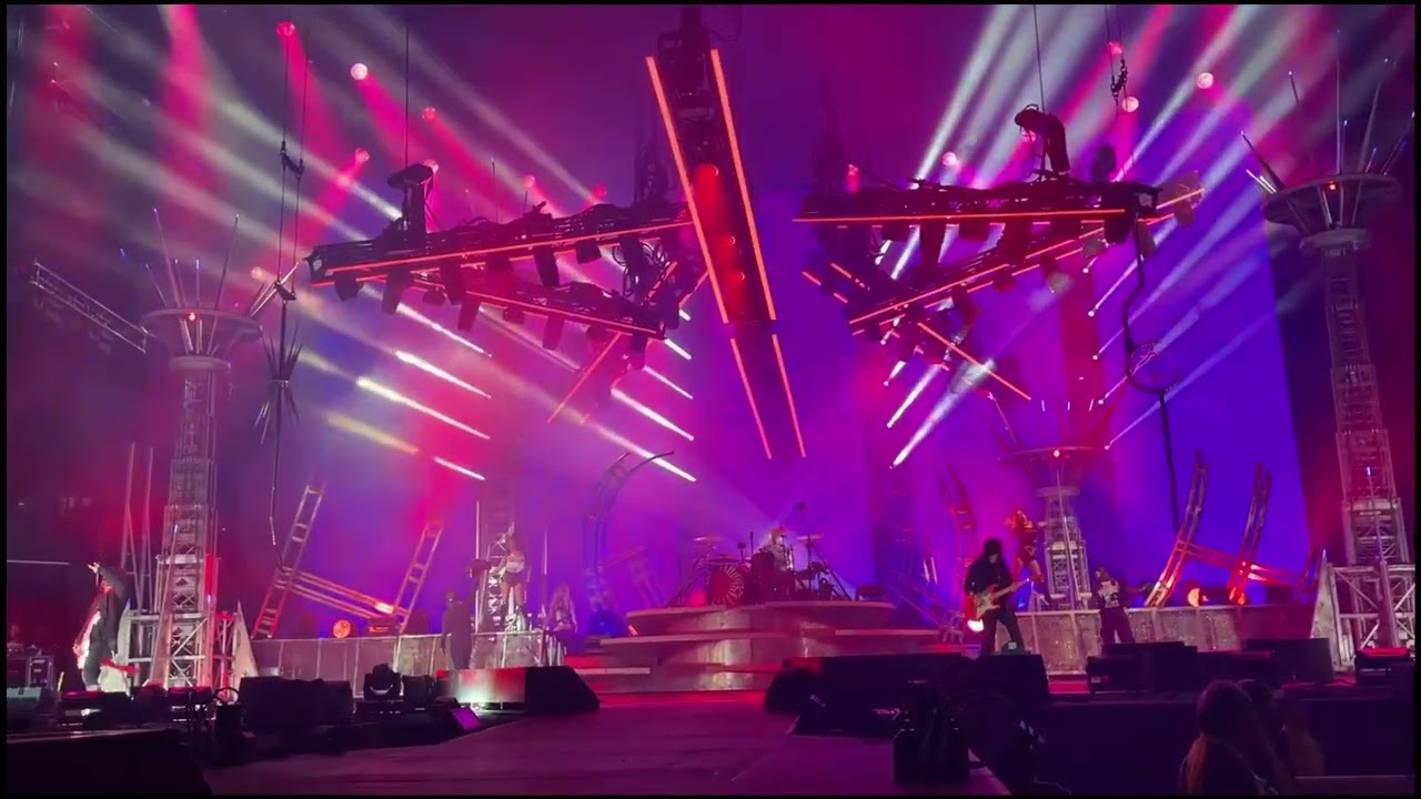 "WILD SIDE" MOTLEY CRUE STADIUM TOUR FRONT ROW HD AUDIO - YouTube