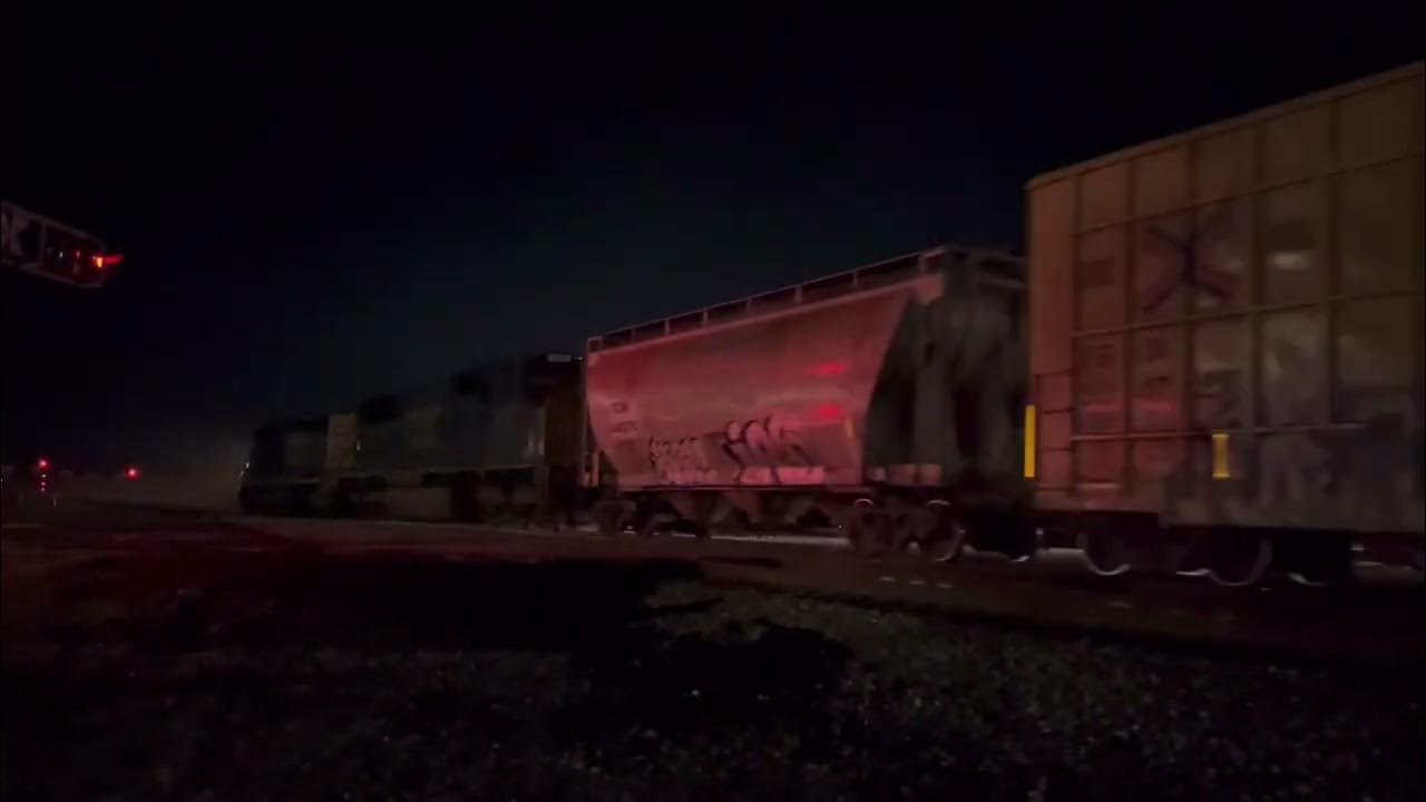CSX L640-17 Heads South Thru Patchy Fog Departing Florence SC with CSX 4031 Leading - YouTube