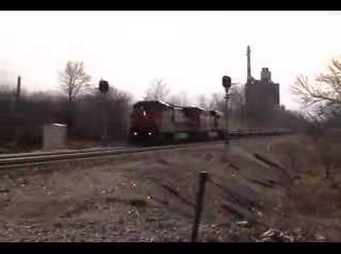 BNSF 886 east with a baretable train at Joliet, IL. 03/23/08 - YouTube