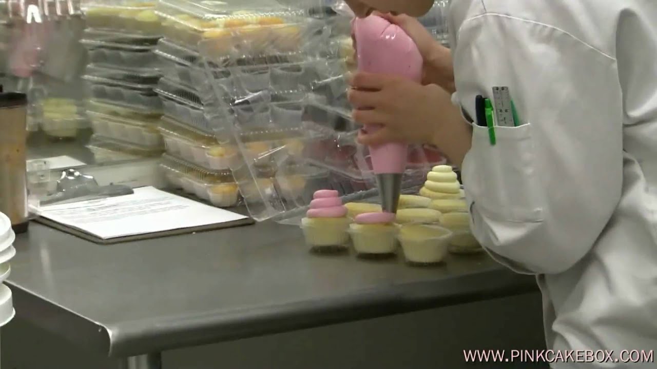 Demonstration of Cupcake Swirl Technique - YouTube