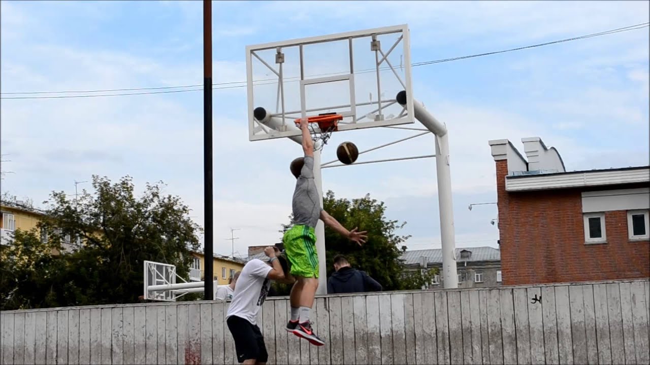 Easy dunk over person - YouTube