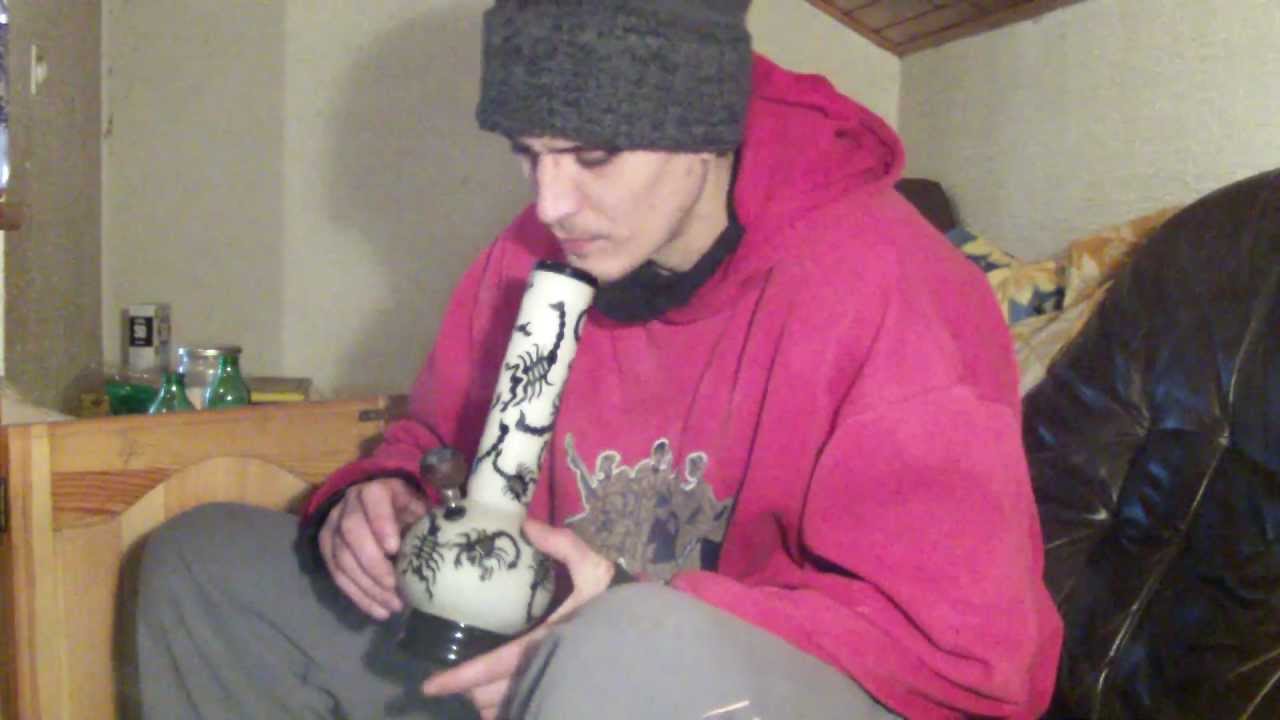 Smoking weed bong 5/5 Saturday - YouTube