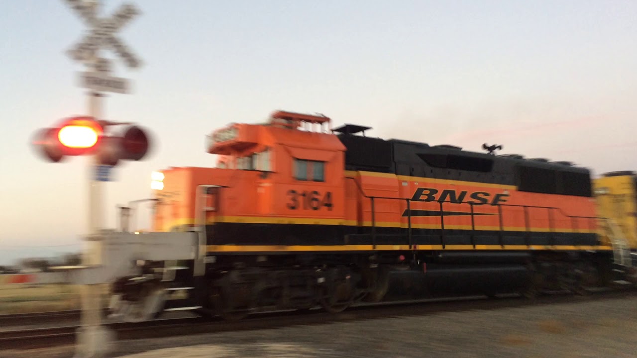 BNSF 3164 And SF 2868 Lead the Yard Crew at 60 MPH Through Slaton, TX! - YouTube
