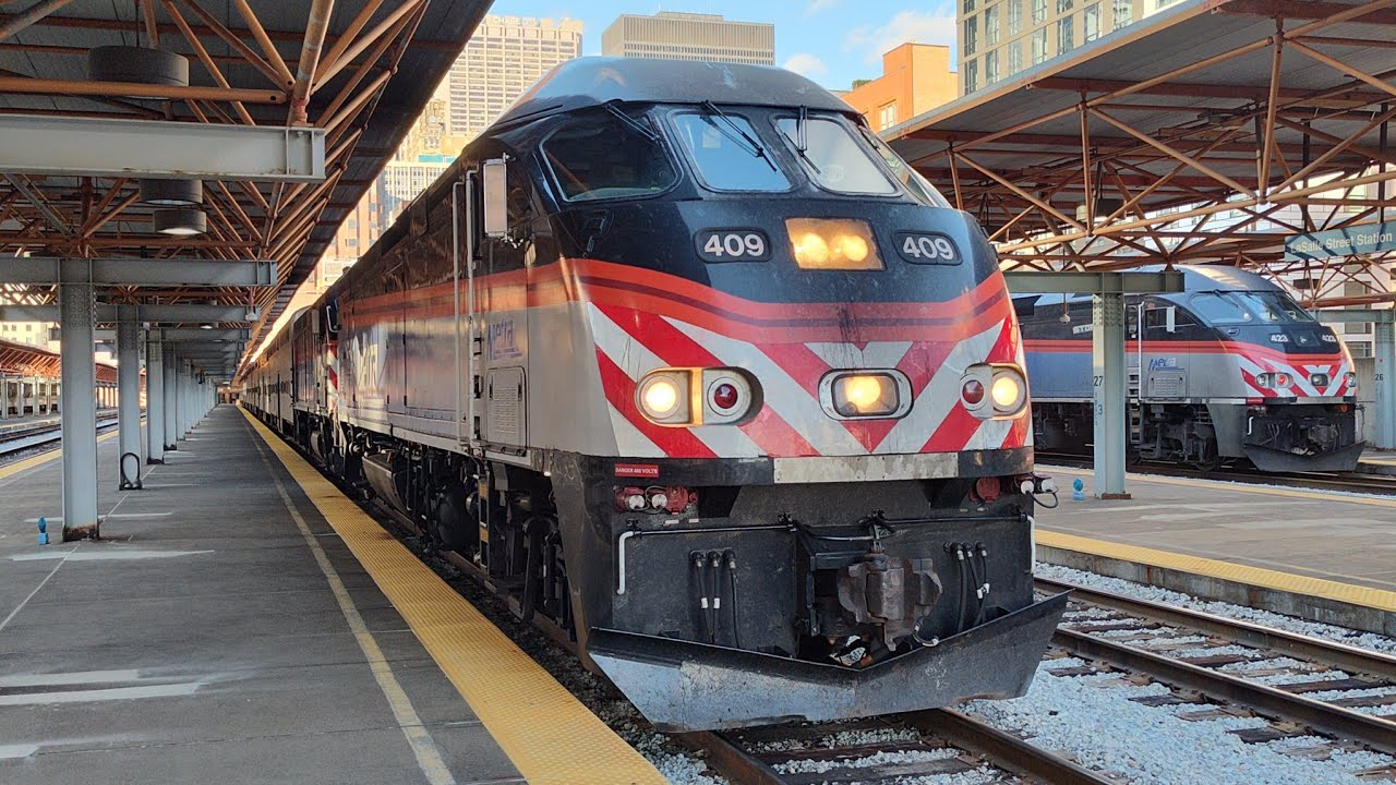 Metra MP36 409 & F40PHM-3 207 west departing from LaSalle St. Station ...